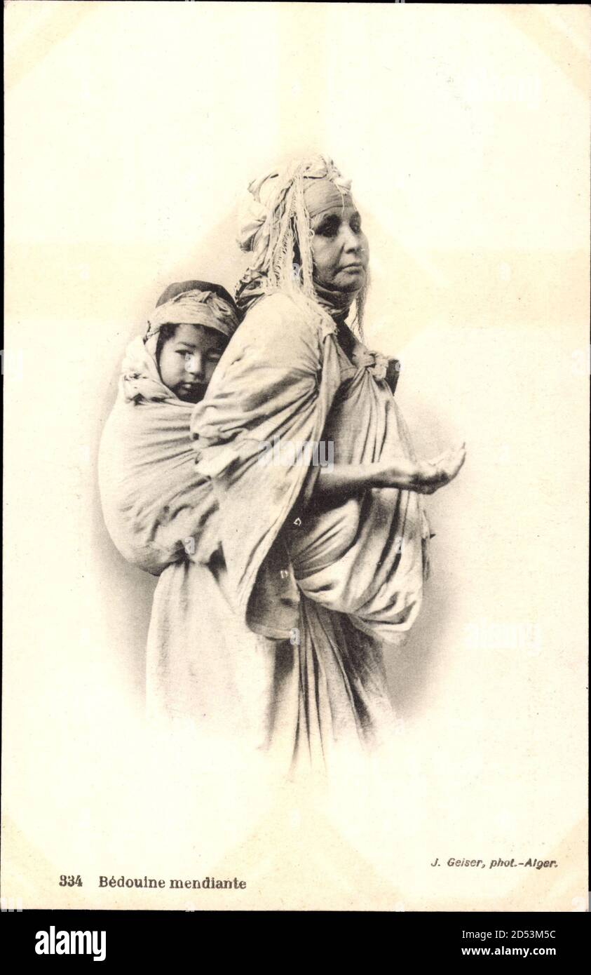 Bedouine mendiante, ältere Bettlerin mit Baby auf dem Rücken, Maghreb ...