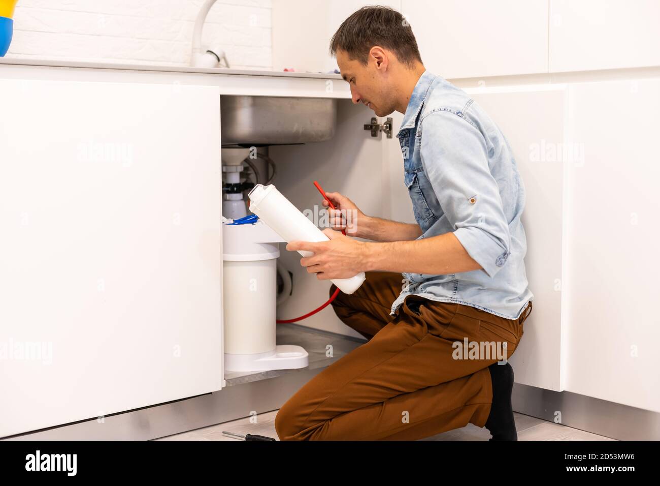 Plumber installs a water filter. water filter Stock Photo - Alamy