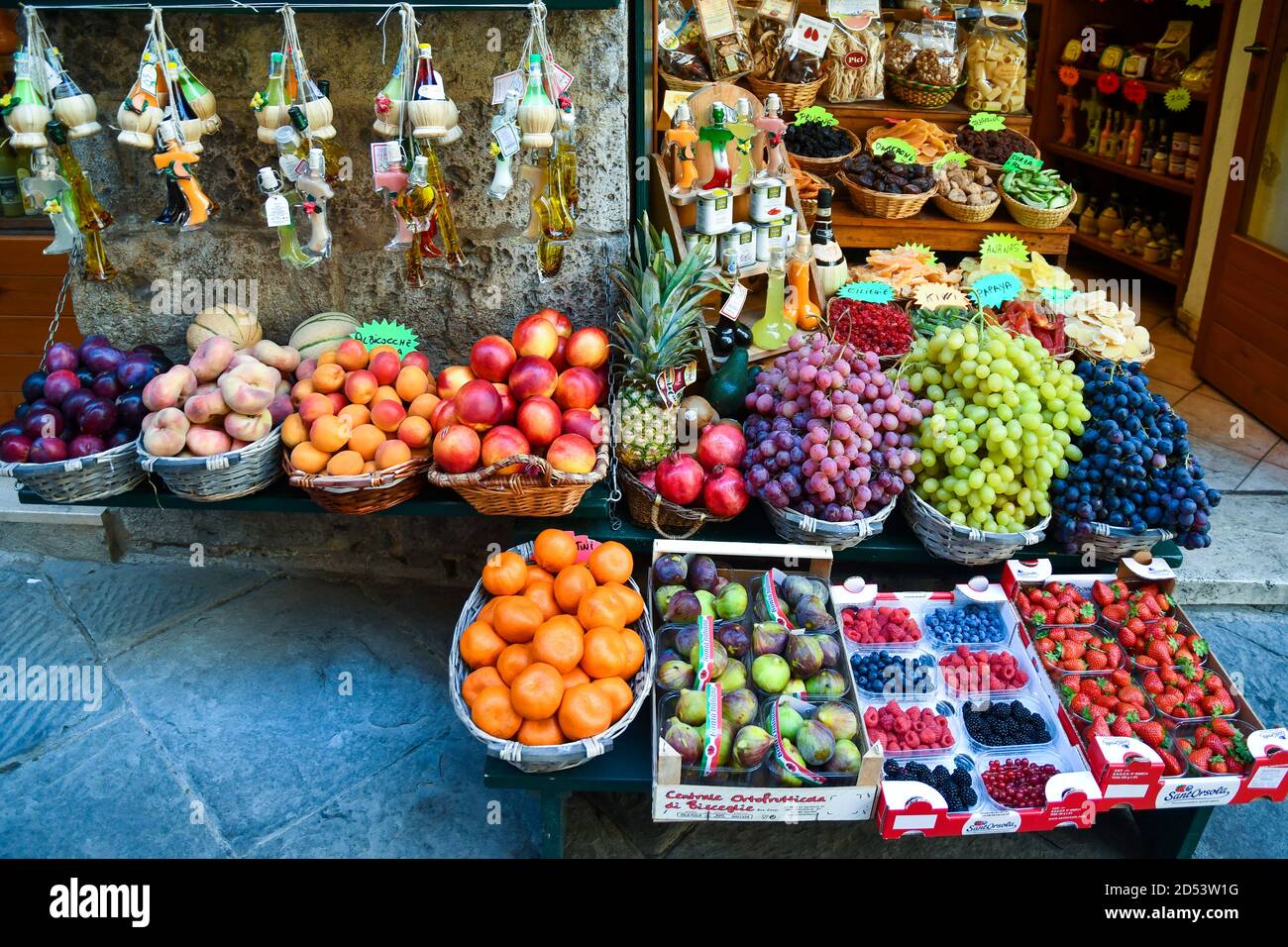 Town tourism shop facade exterior hi-res stock photography and images ...