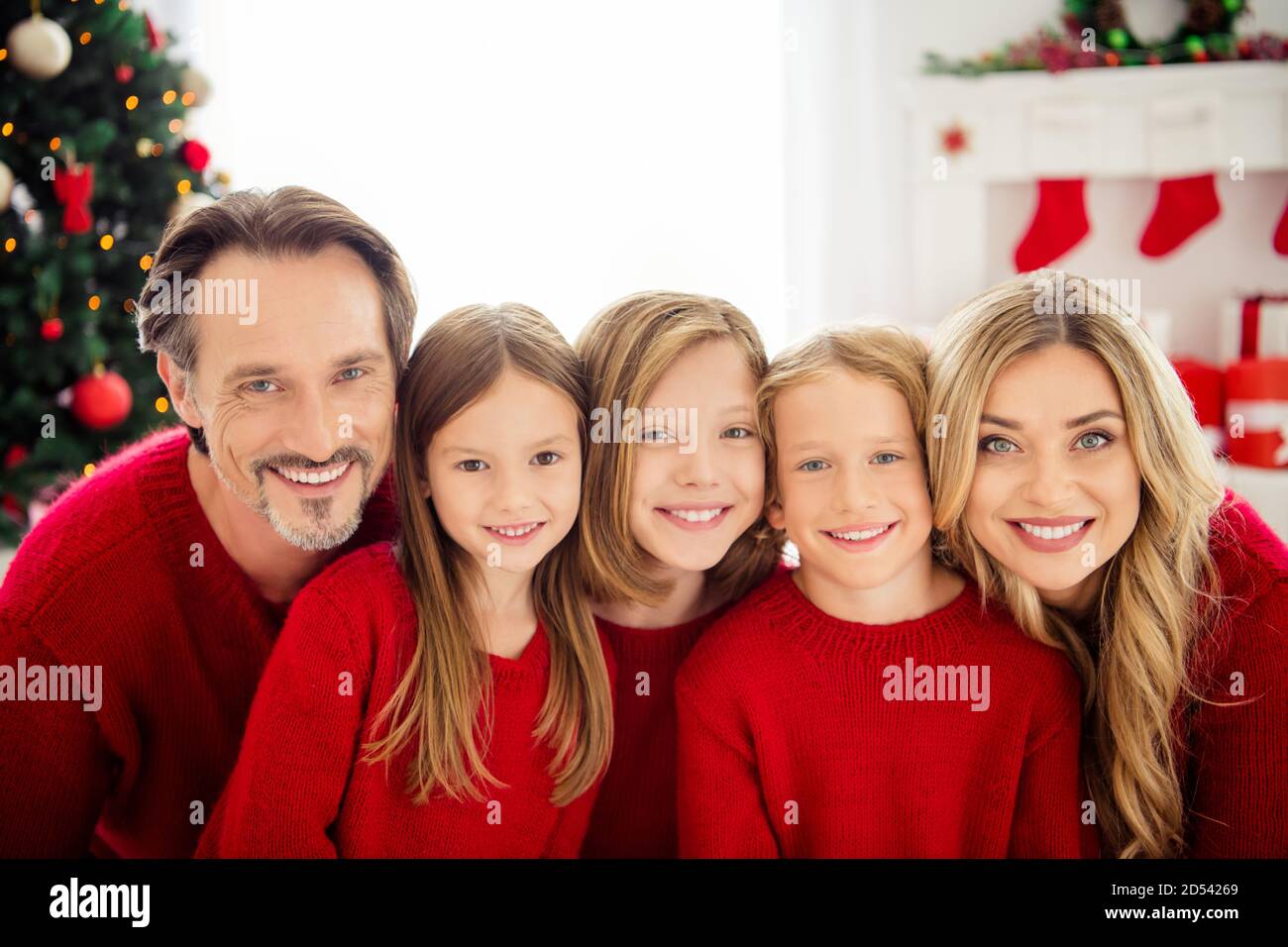 Kids cuddle hi-res stock photography and images - Alamy