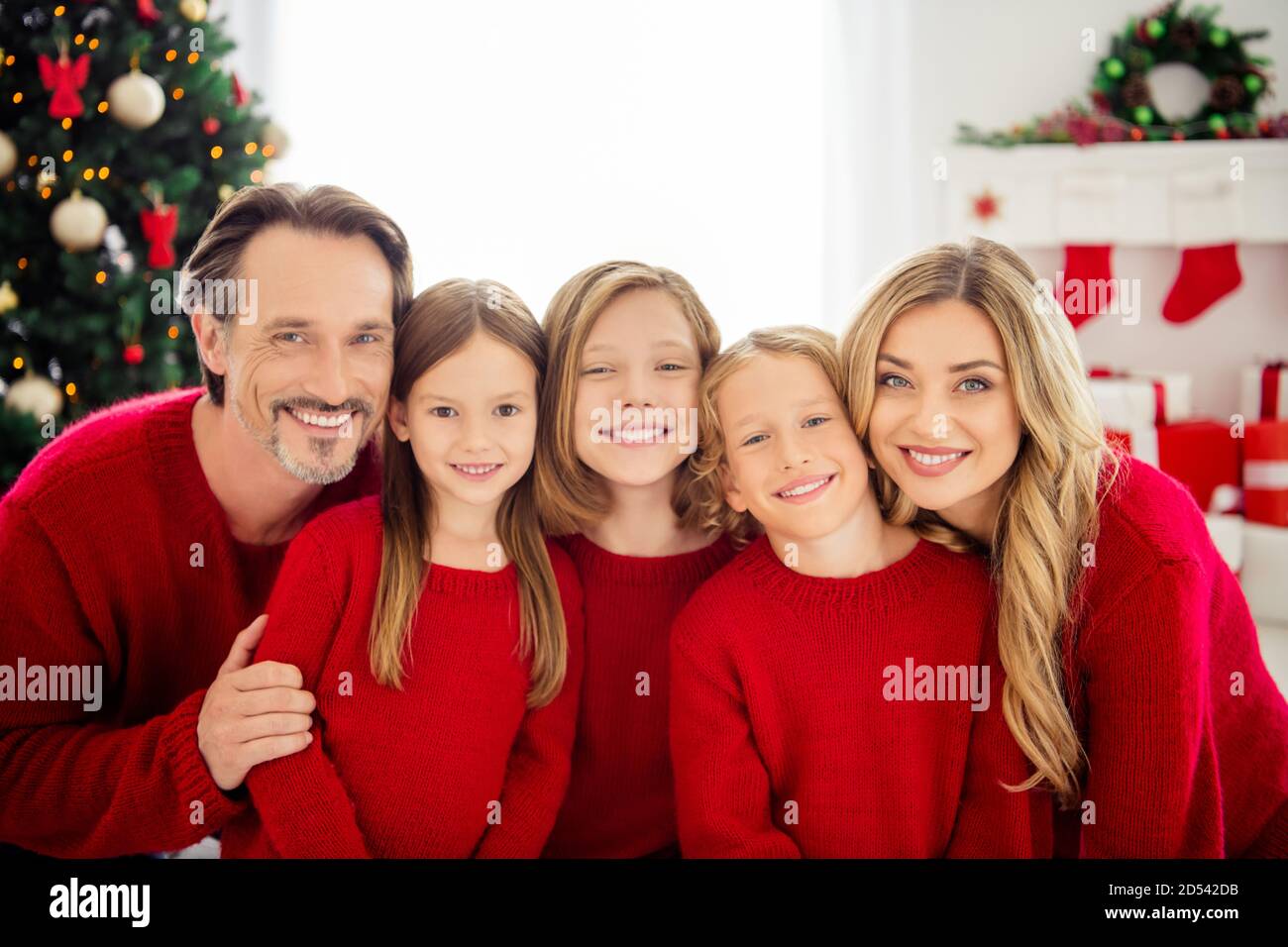 Big living room family gathering hi-res stock photography and images ...