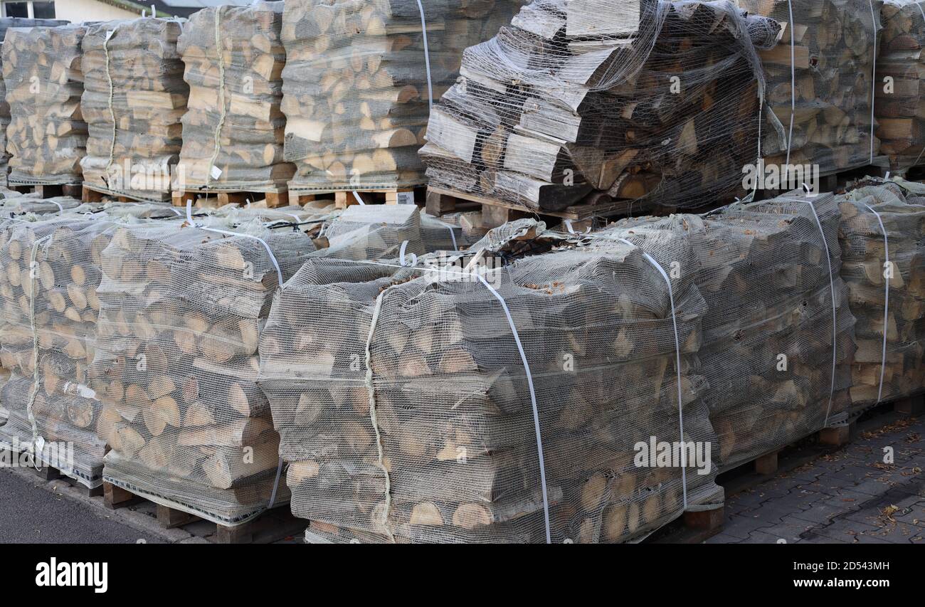 Firewood pallets hi-res stock photography and images - Alamy