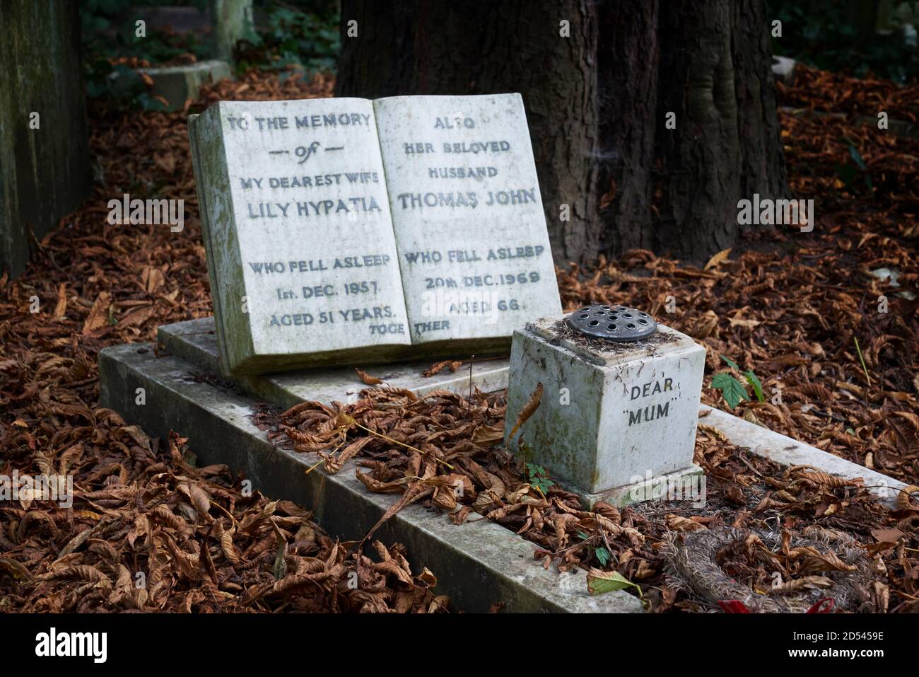 Parent gravestone hi-res stock photography and images - Alamy