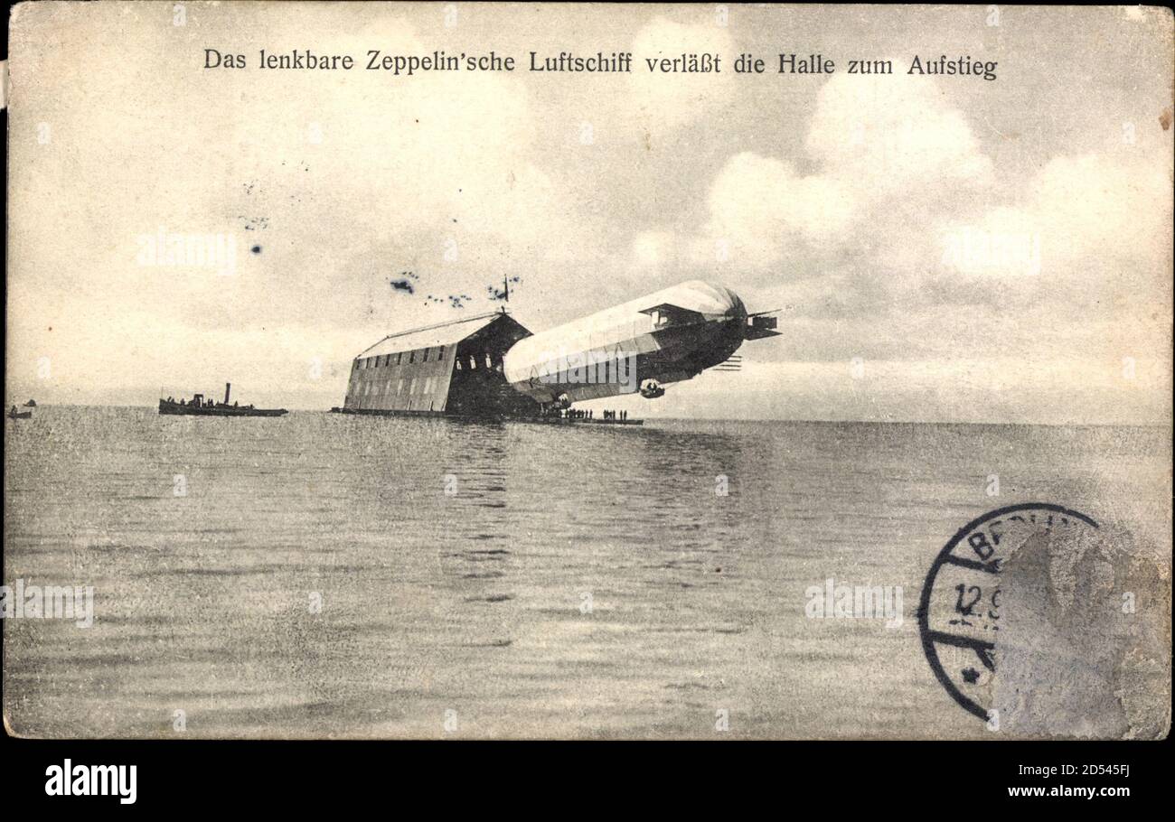 Das lenkbare Zeppelinsche Luftschiff verlässt die Halle zum Aufstieg ...
