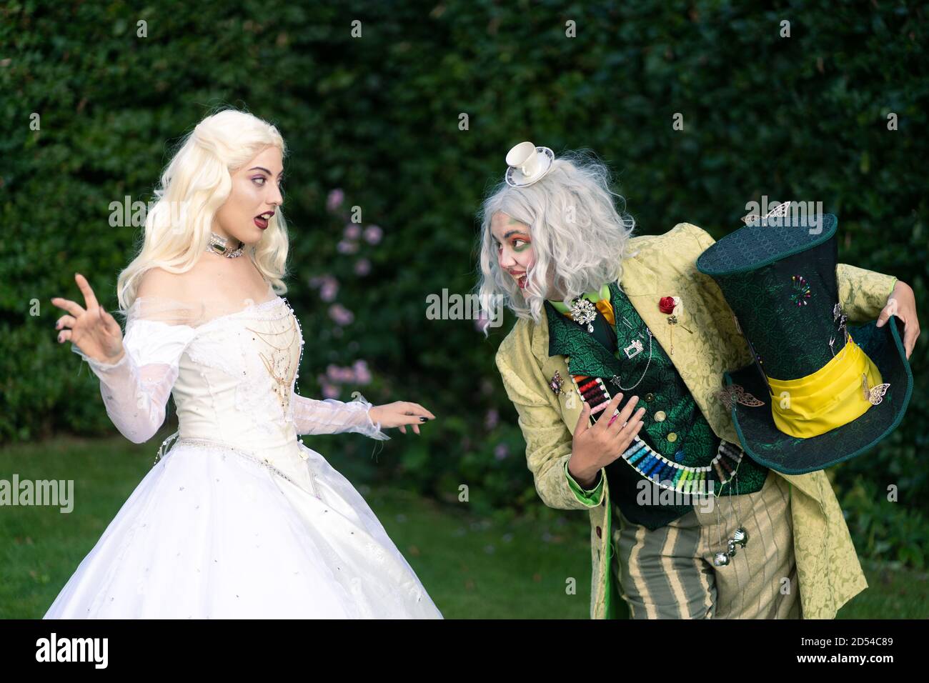 Alice in wonderland tea party hi-res stock photography and images - Alamy