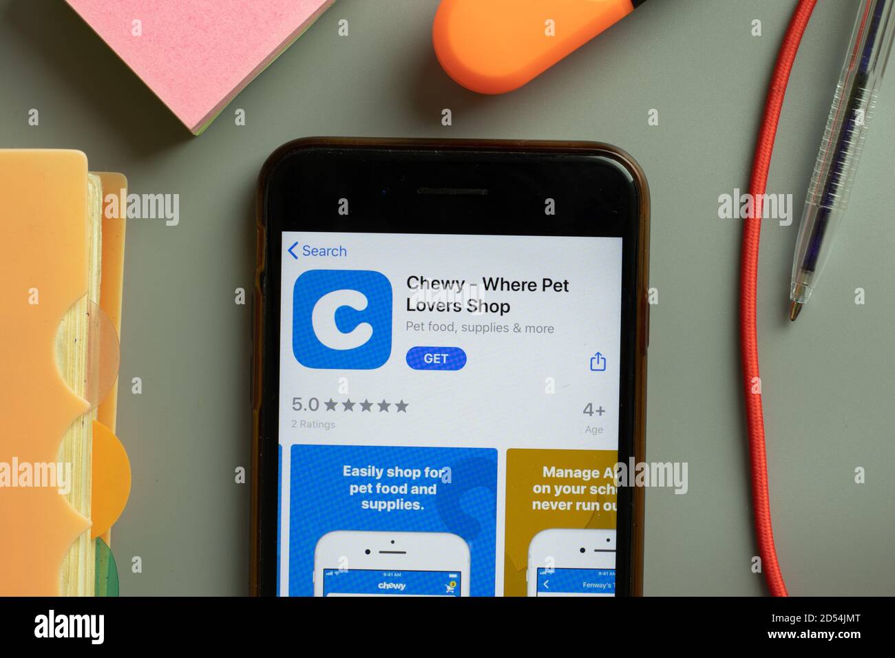 Chewy logo hi-res stock photography and images - Alamy