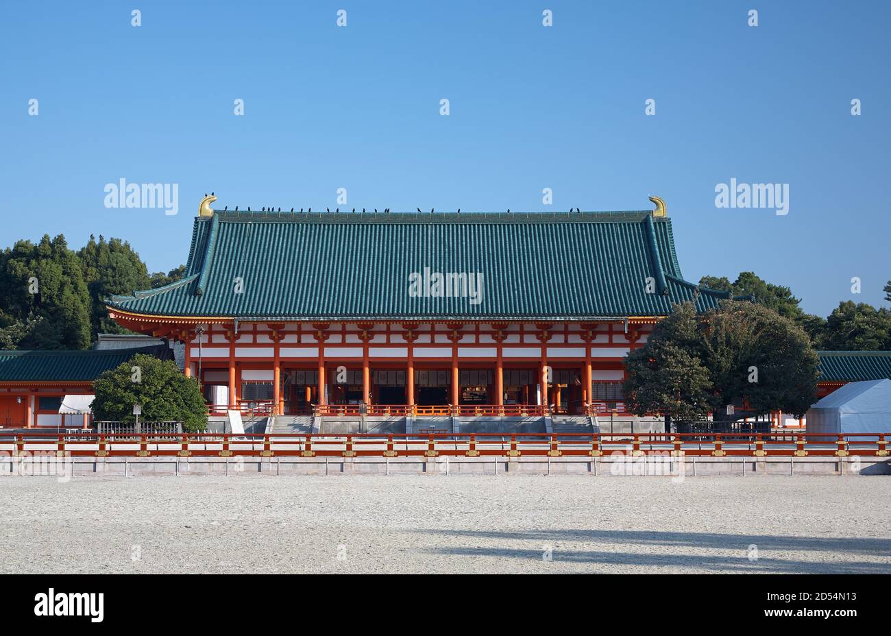 The bright vermilion Daigoku-den Hall. In the Heian Period, the center ...