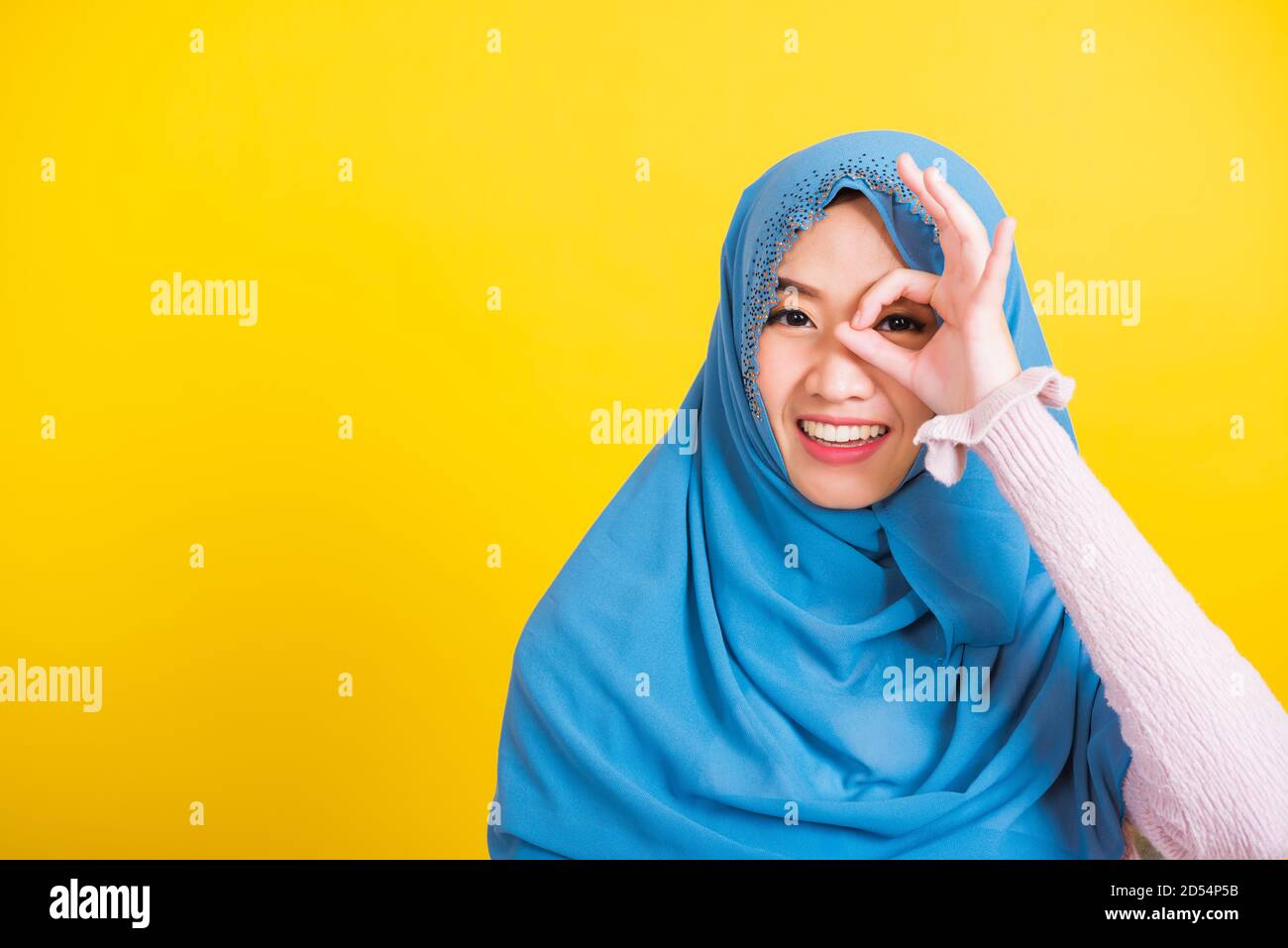 Asian Muslim Arab, Portrait of happy beautiful young woman Islam ...