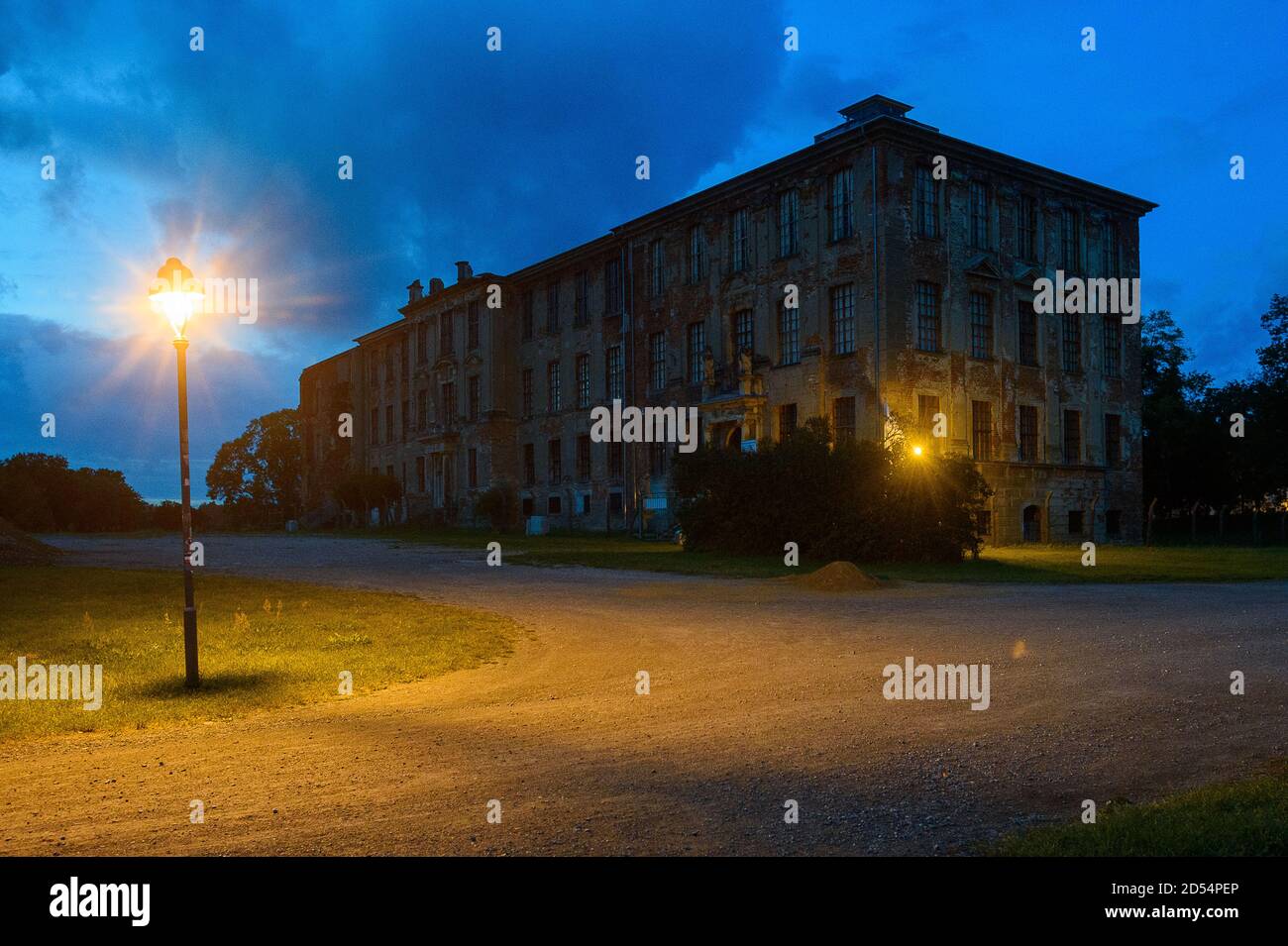 07 October 2020, Saxony-Anhalt, Zerbst/Anhalt: Night falls over the ...