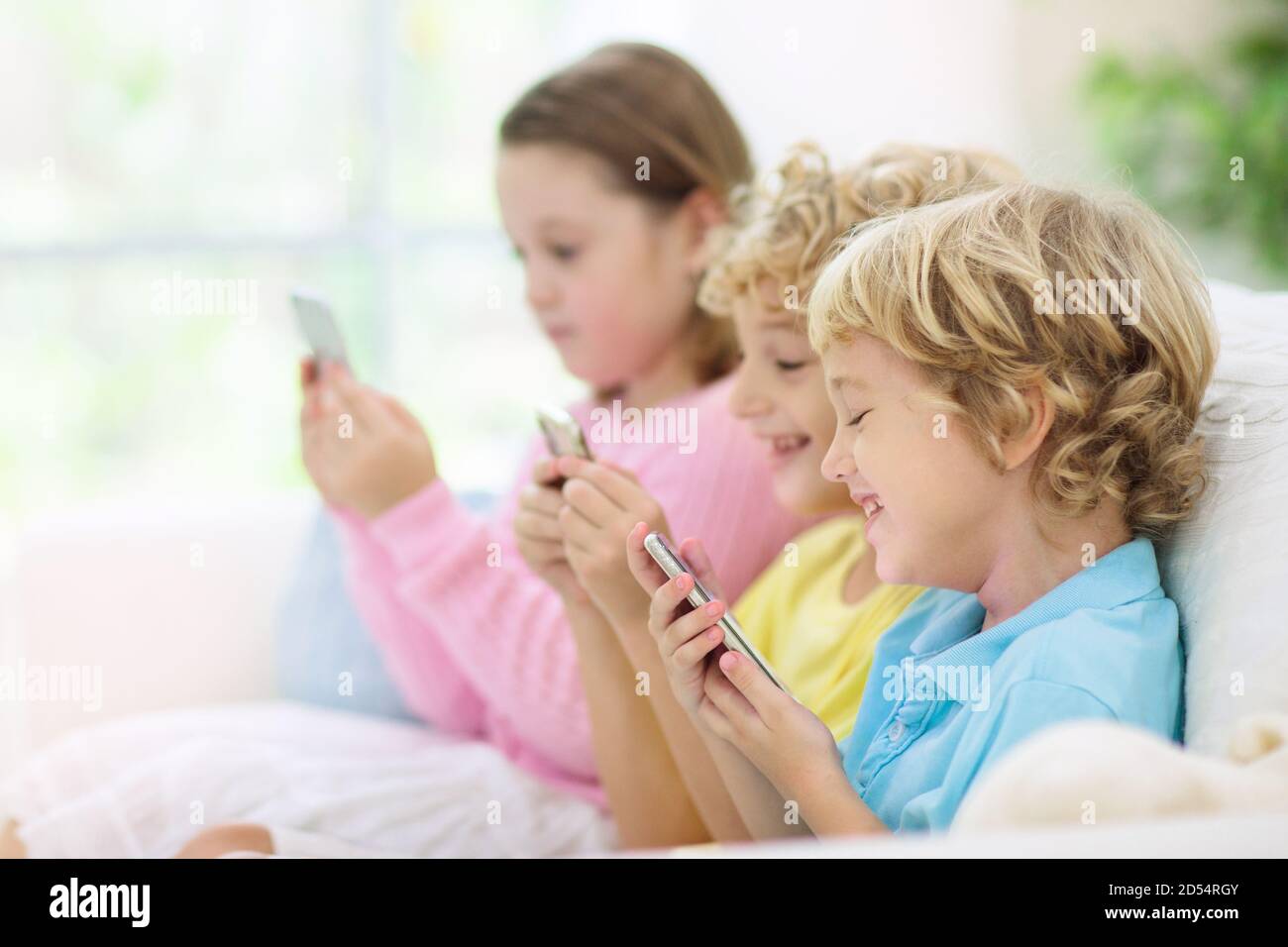 Kids cell phones home hi-res stock photography and images - Alamy