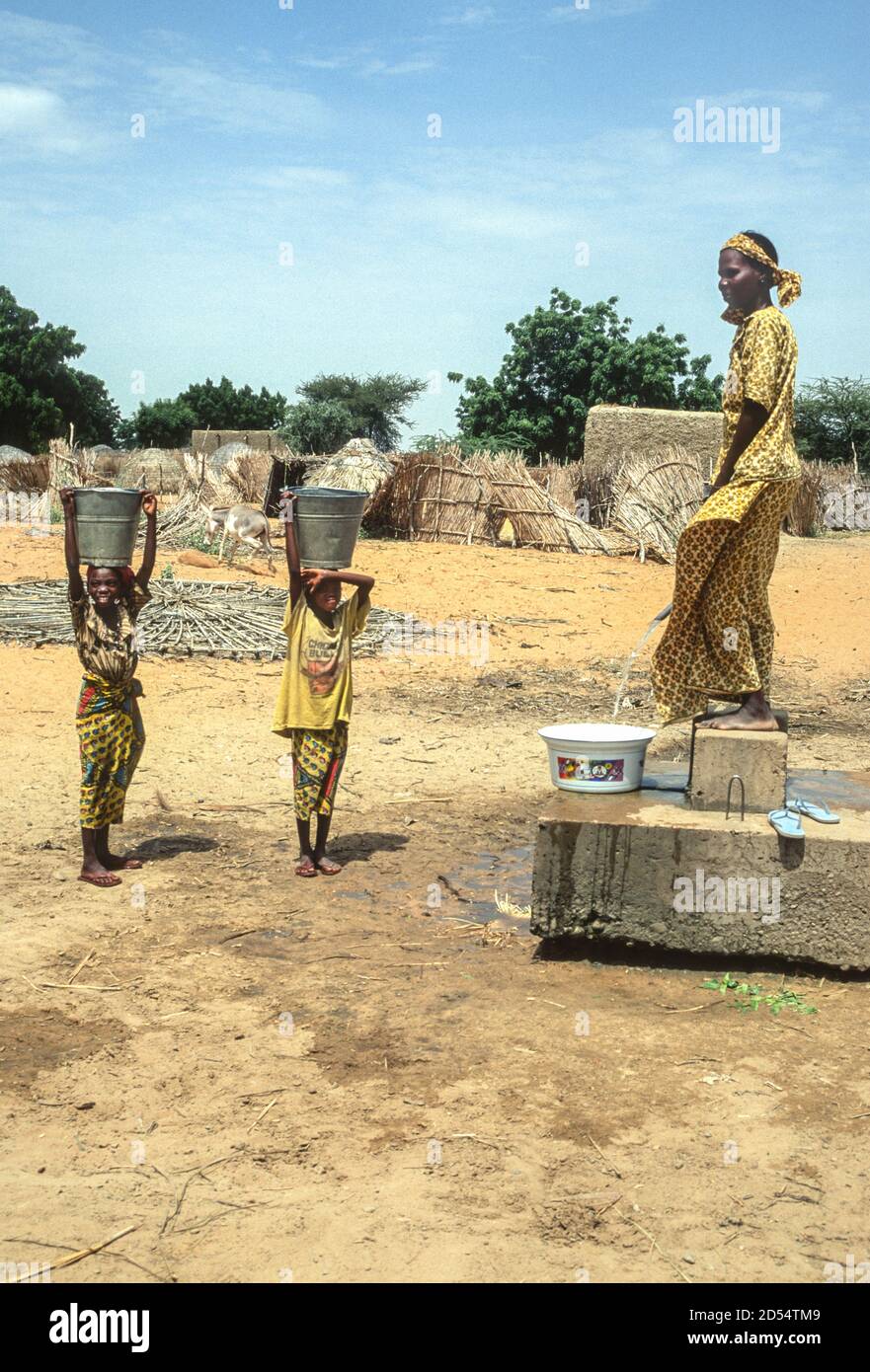 Sisiya, Niger, southeastern Niger. Women at Village Well. Beriberi ...