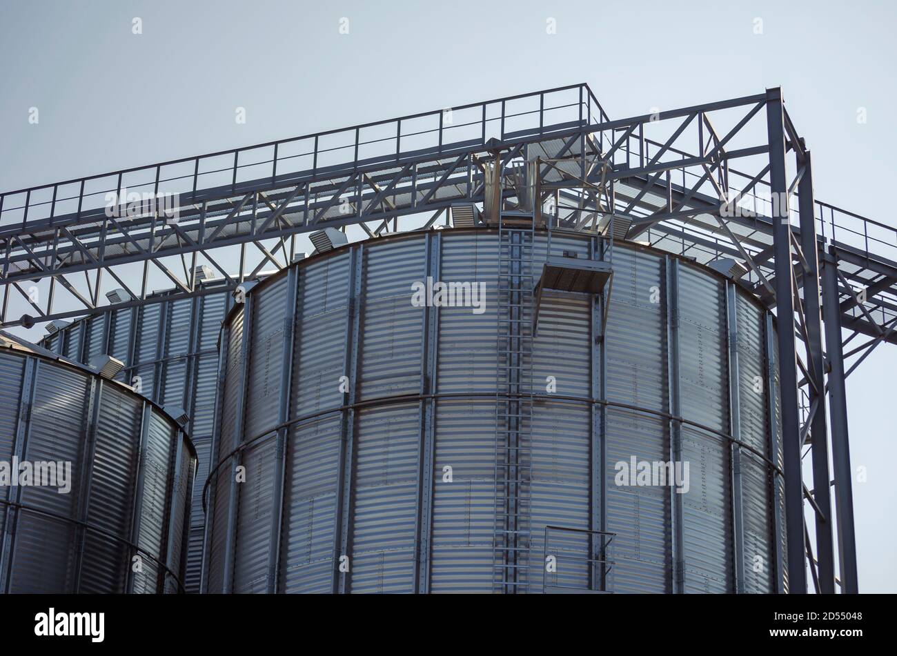 Construction of a metal grain storage. Cylinder silos for wheat, corn ...