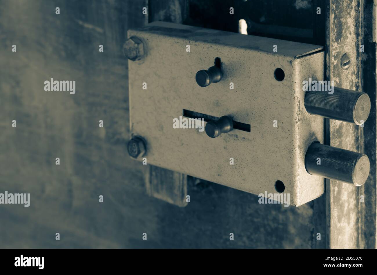 Massive lock of a steel door hi-res stock photography and images - Alamy