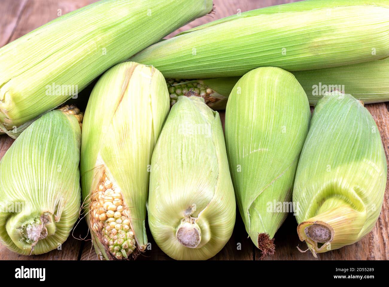Unpeeled corn hi-res stock photography and images - Alamy
