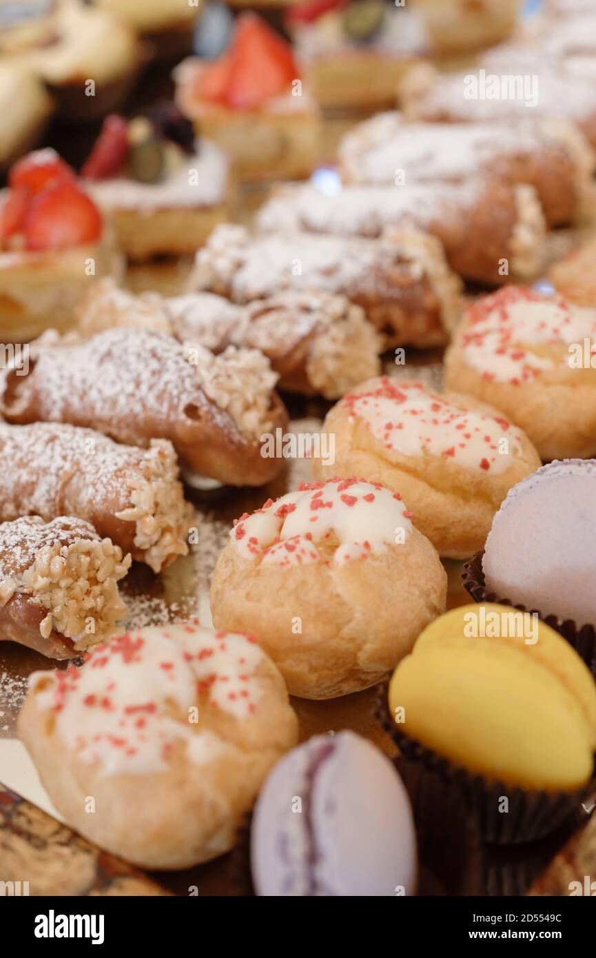 Cream puffs display hi-res stock photography and images - Alamy