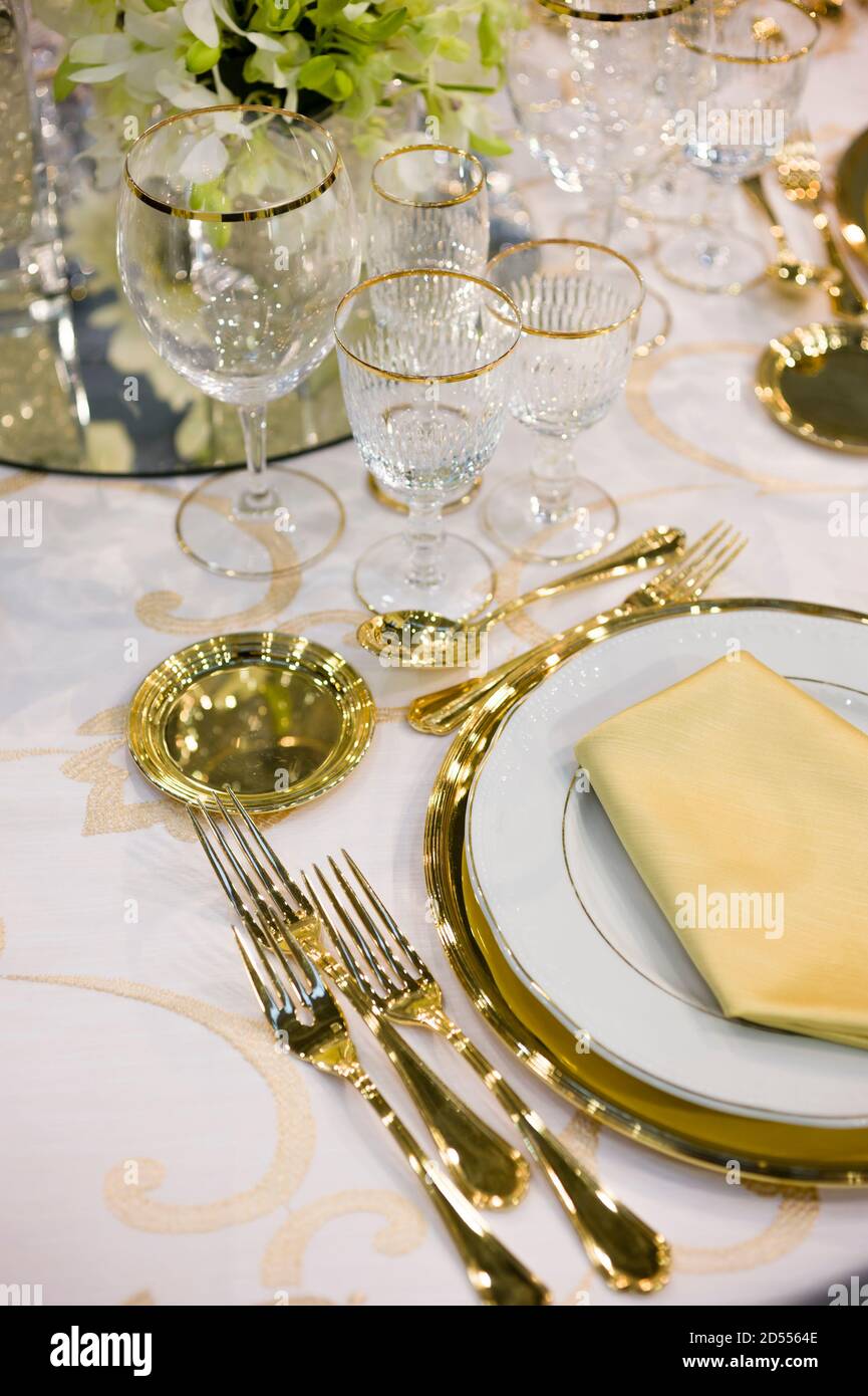 Elegant ceremony table arrangement for wedding Stock Photo - Alamy