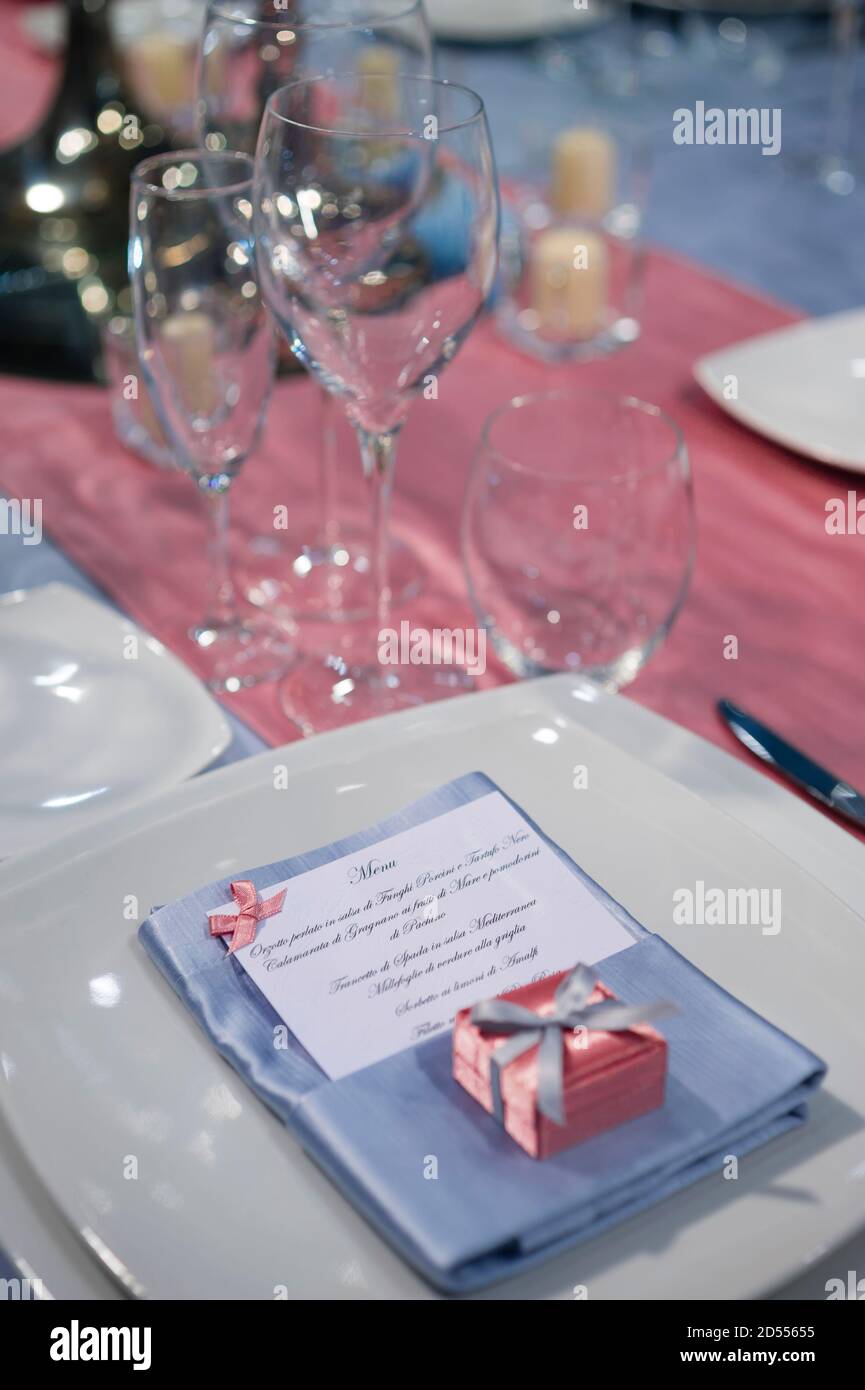 Elegant ceremony table arrangement for wedding Stock Photo - Alamy
