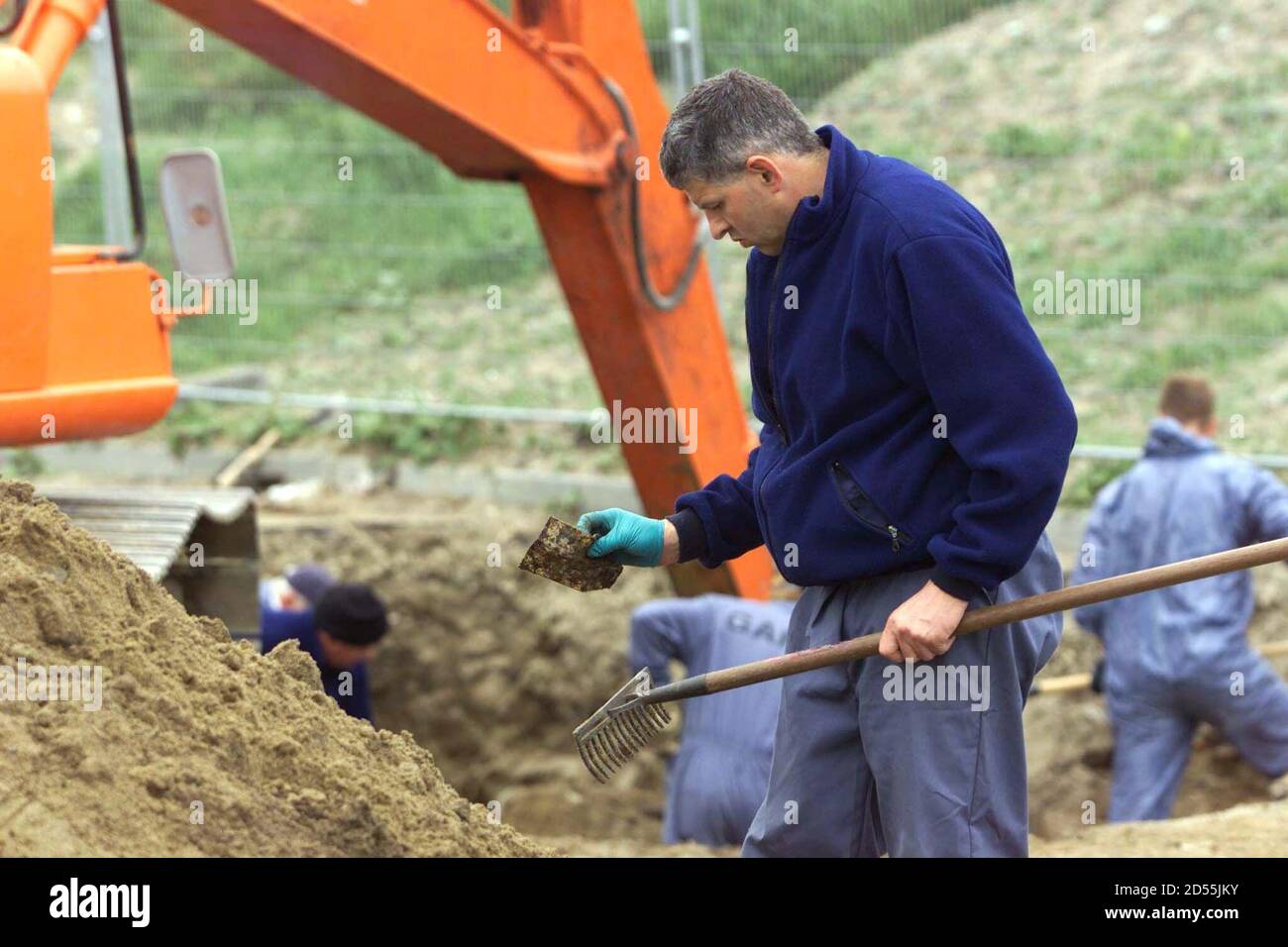 People digging grave hi-res stock photography and images - Alamy
