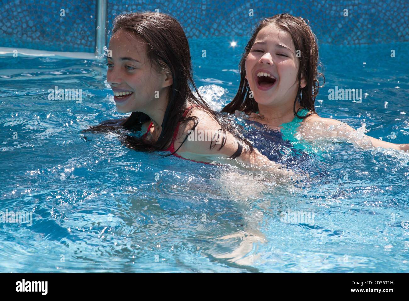 2 preteen friends talking hi-res stock photography and images - Alamy