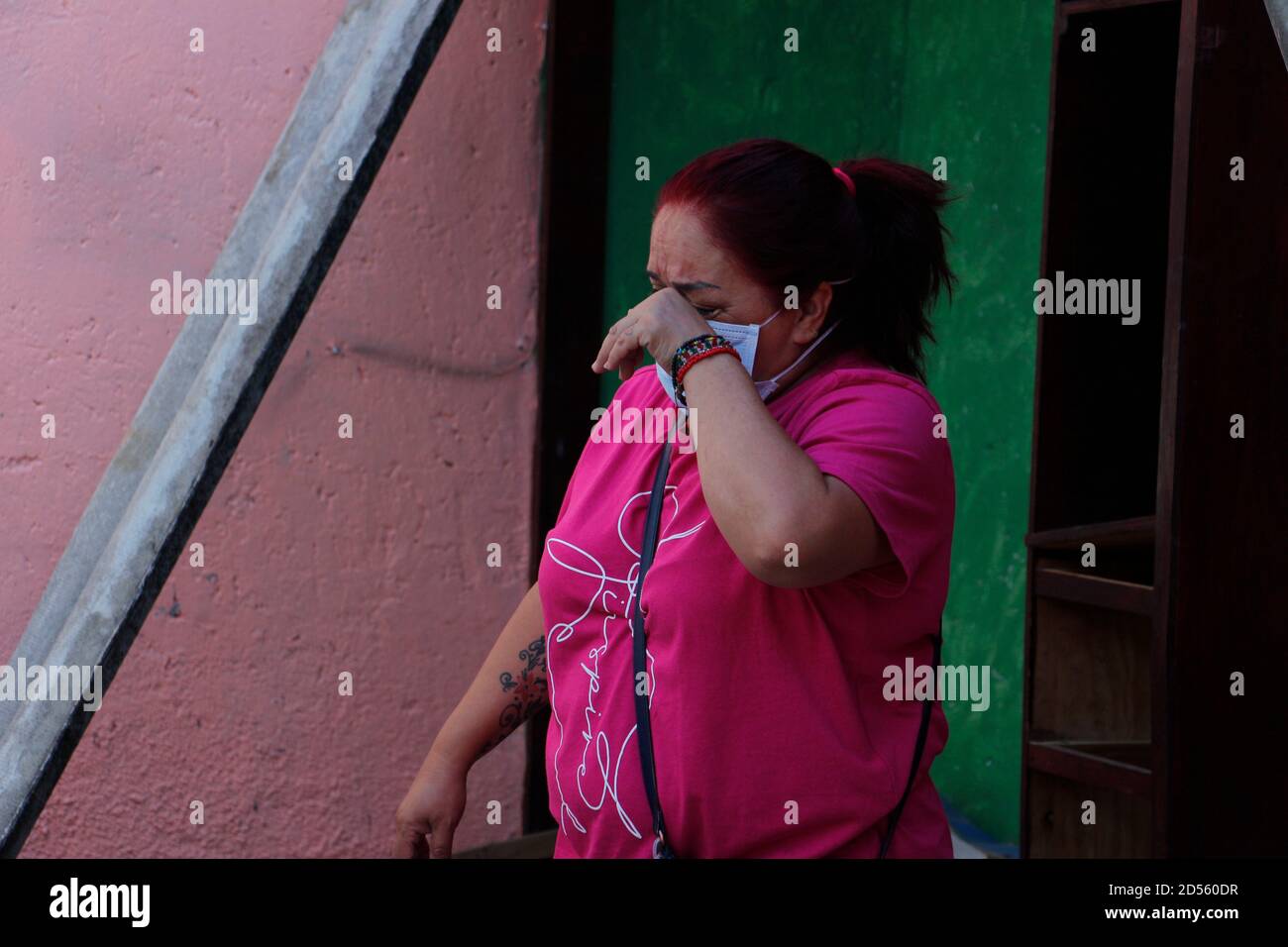 Person crying hi-res stock photography and images - Alamy
