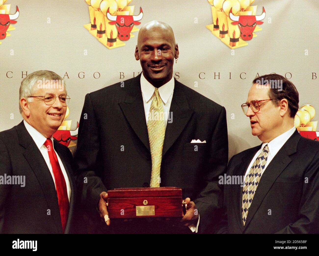 Chicago bulls 1998 hi-res stock photography and images - Alamy
