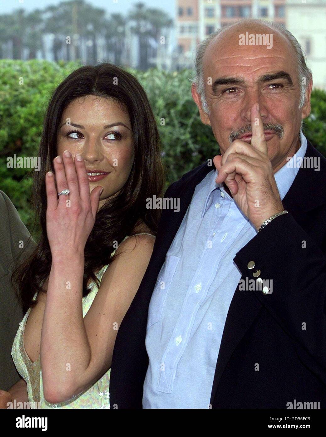 Catherine zeta jones sean connery entrapment hi-res stock photography ...