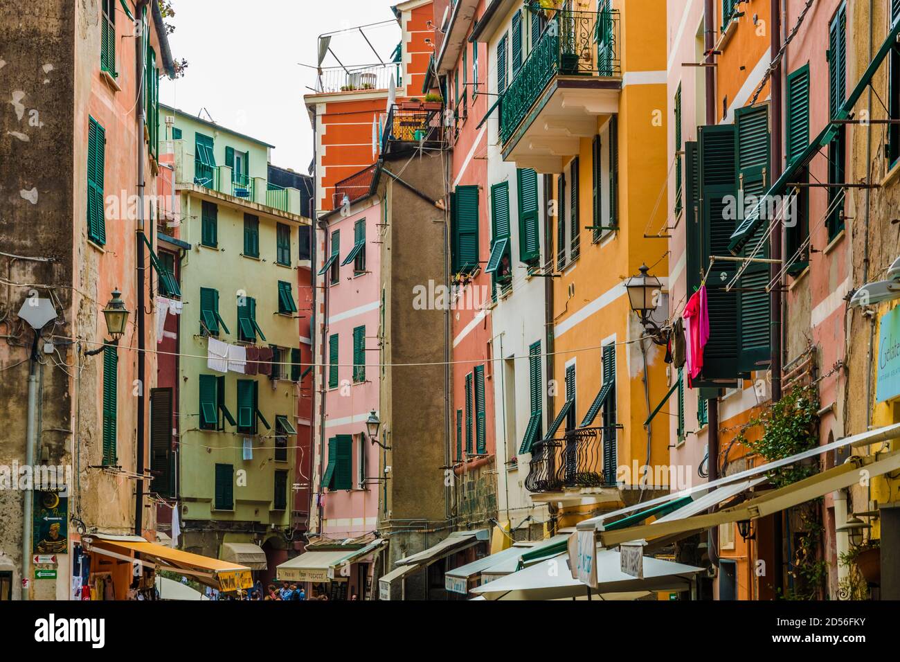 Street vernazza shops cinque terre hi-res stock photography and images ...