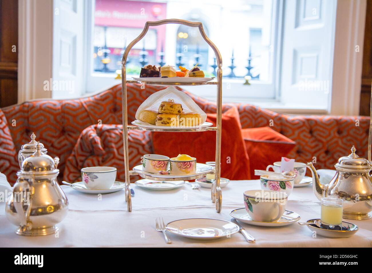 Classical London afternoon tea Stock Photo - Alamy