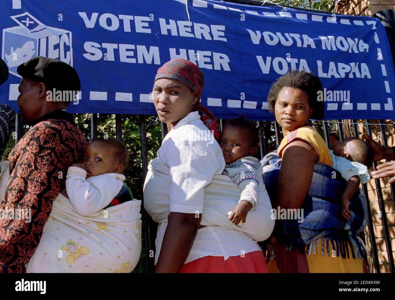South africa election 1994 queue hi-res stock photography and images ...