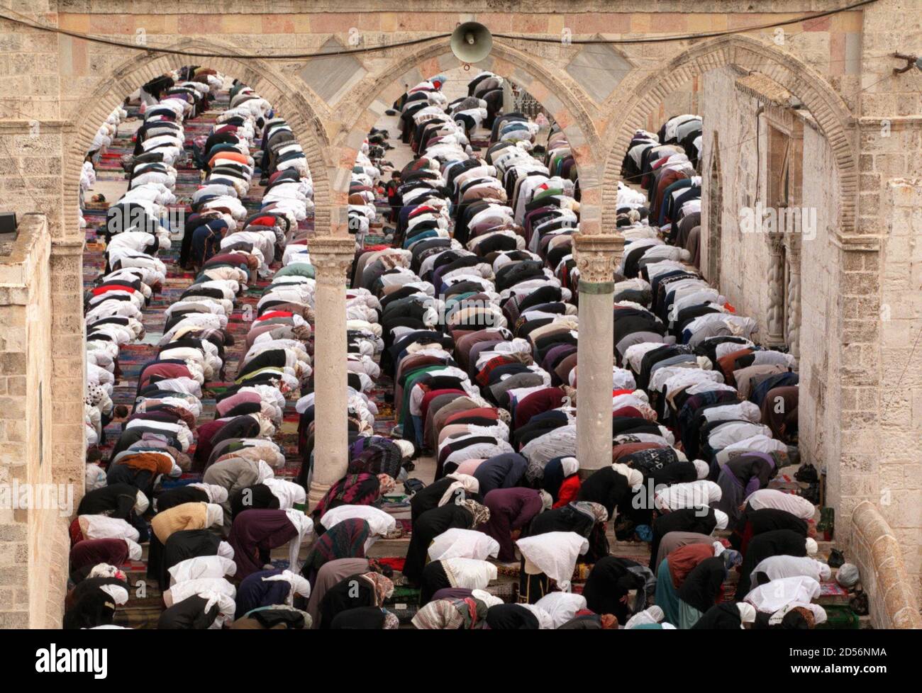 Thousands of Palestinian Moslems pray at Jerusalem's al-Aqsa mosque ...