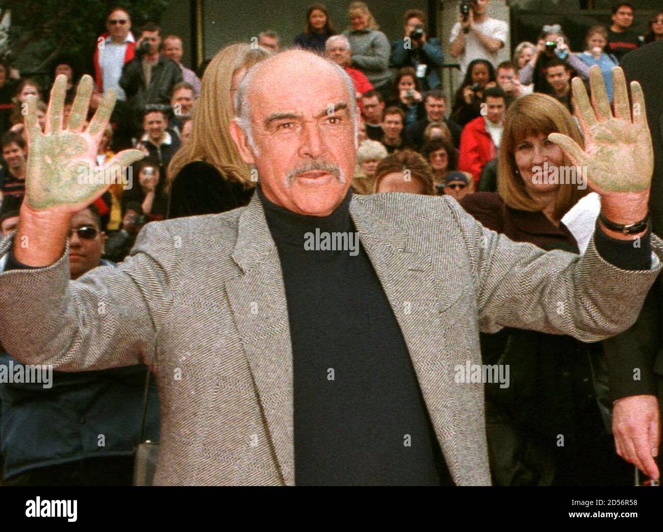 Catherine zeta jones sean connery entrapment hi-res stock photography ...