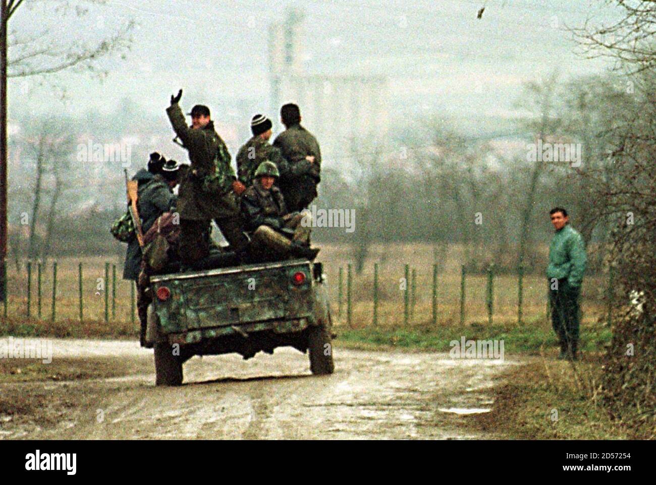 Kosovo liberation army soldiers hi-res stock photography and images - Alamy