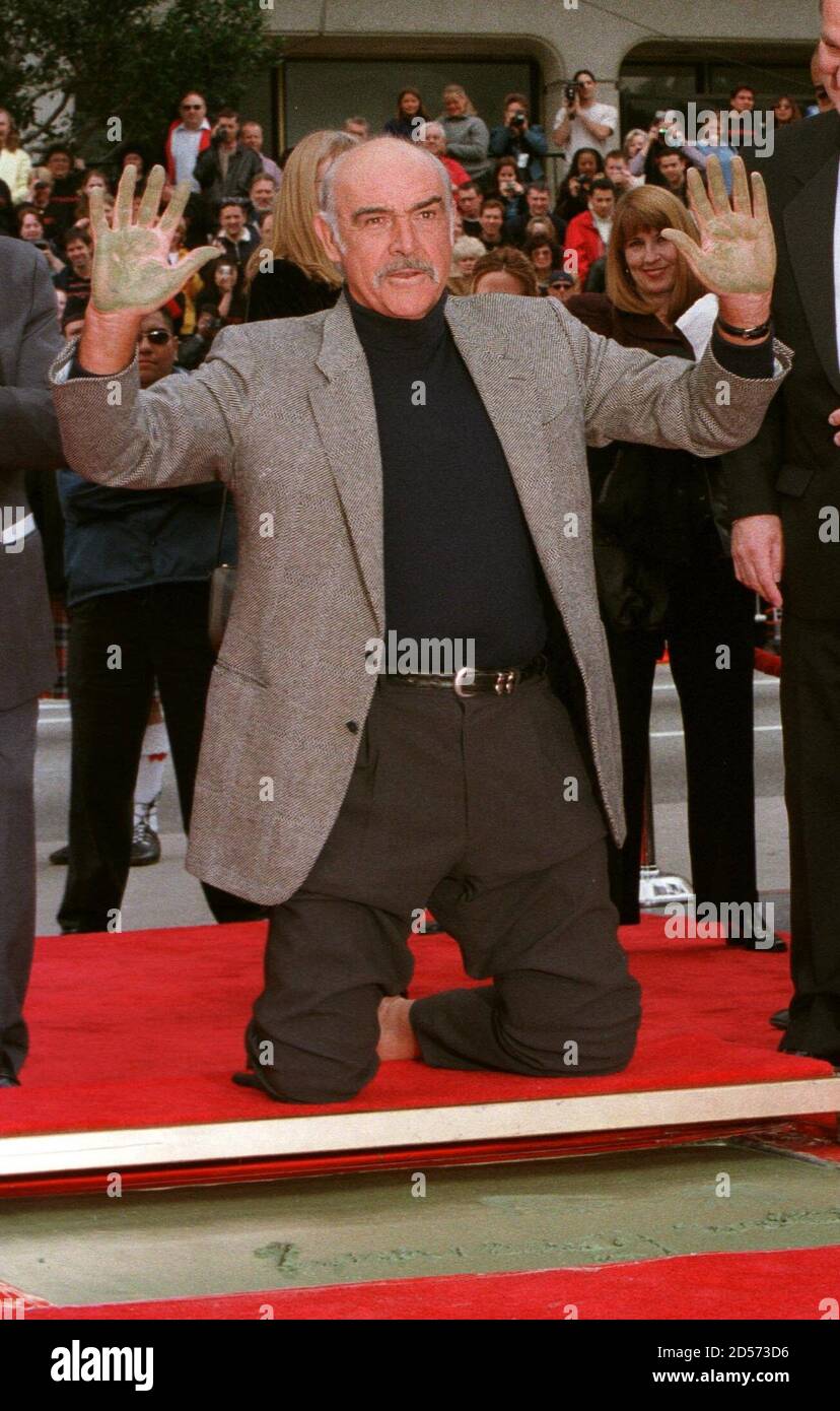 Catherine zeta jones sean connery entrapment hi-res stock photography ...