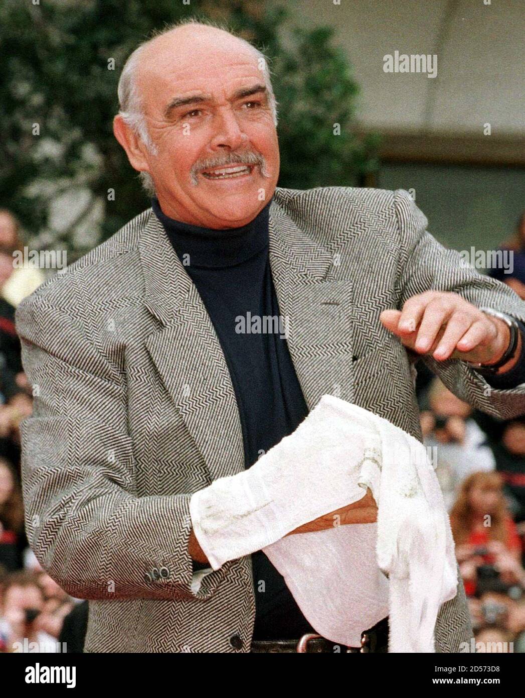 Sean connery catherine zeta jones entrapment hi-res stock photography ...