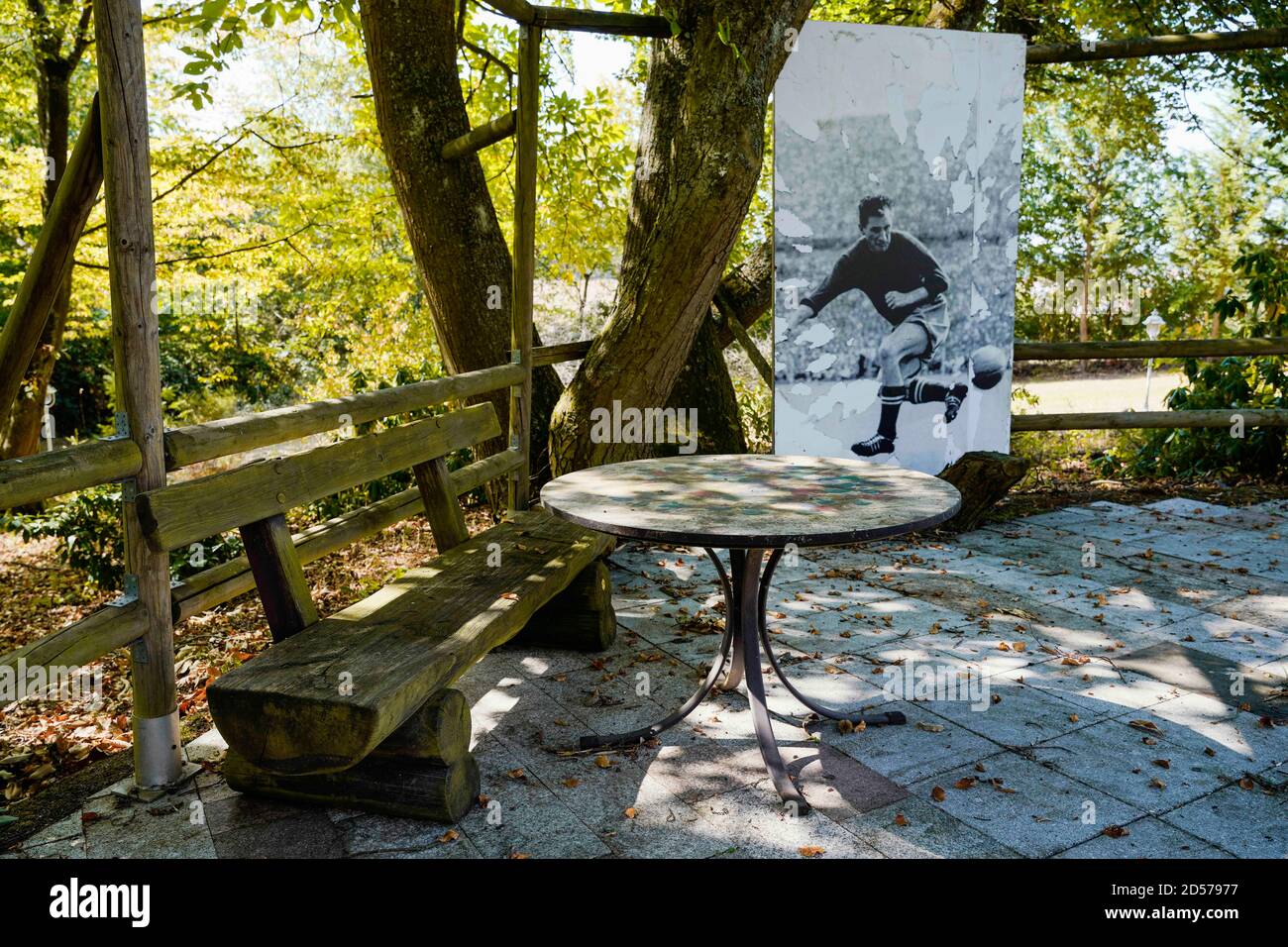 Alsenborn, Germany. 22nd Sep, 2020. A sitting area and a photograph of ...
