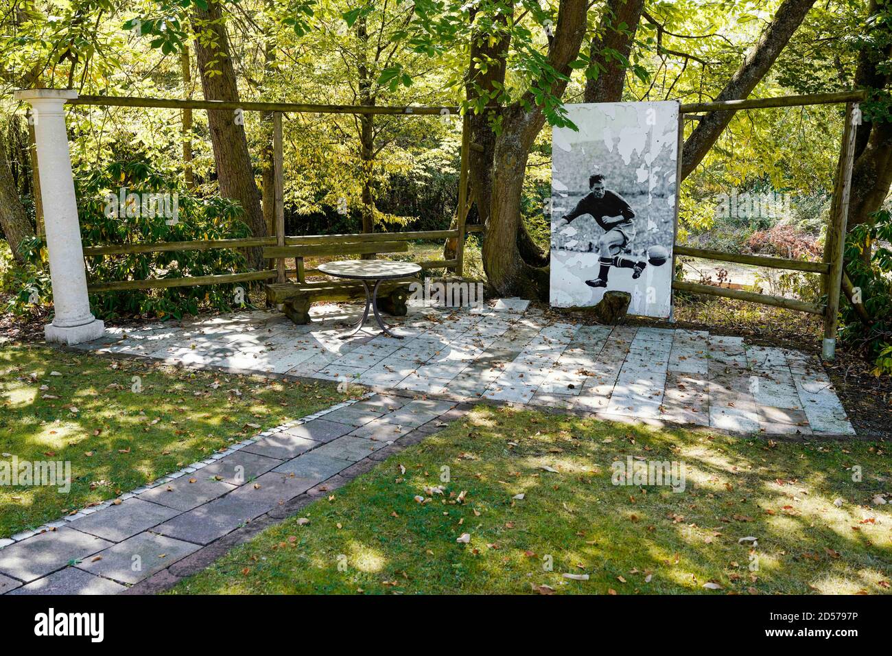 Alsenborn, Germany. 22nd Sep, 2020. A sitting area and a photograph of ...