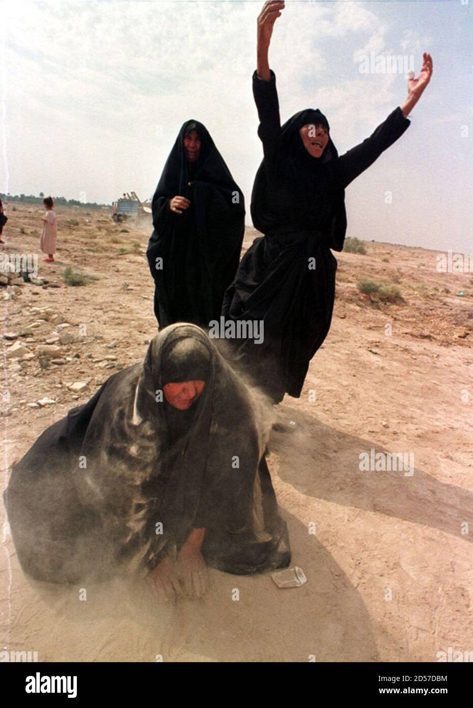 Iraqi women cry hi-res stock photography and images - Alamy