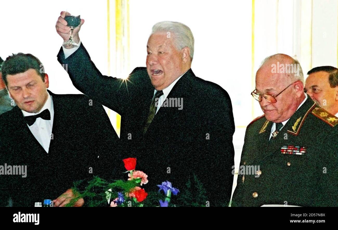 Russian president boris yeltsin left hi-res stock photography and ...