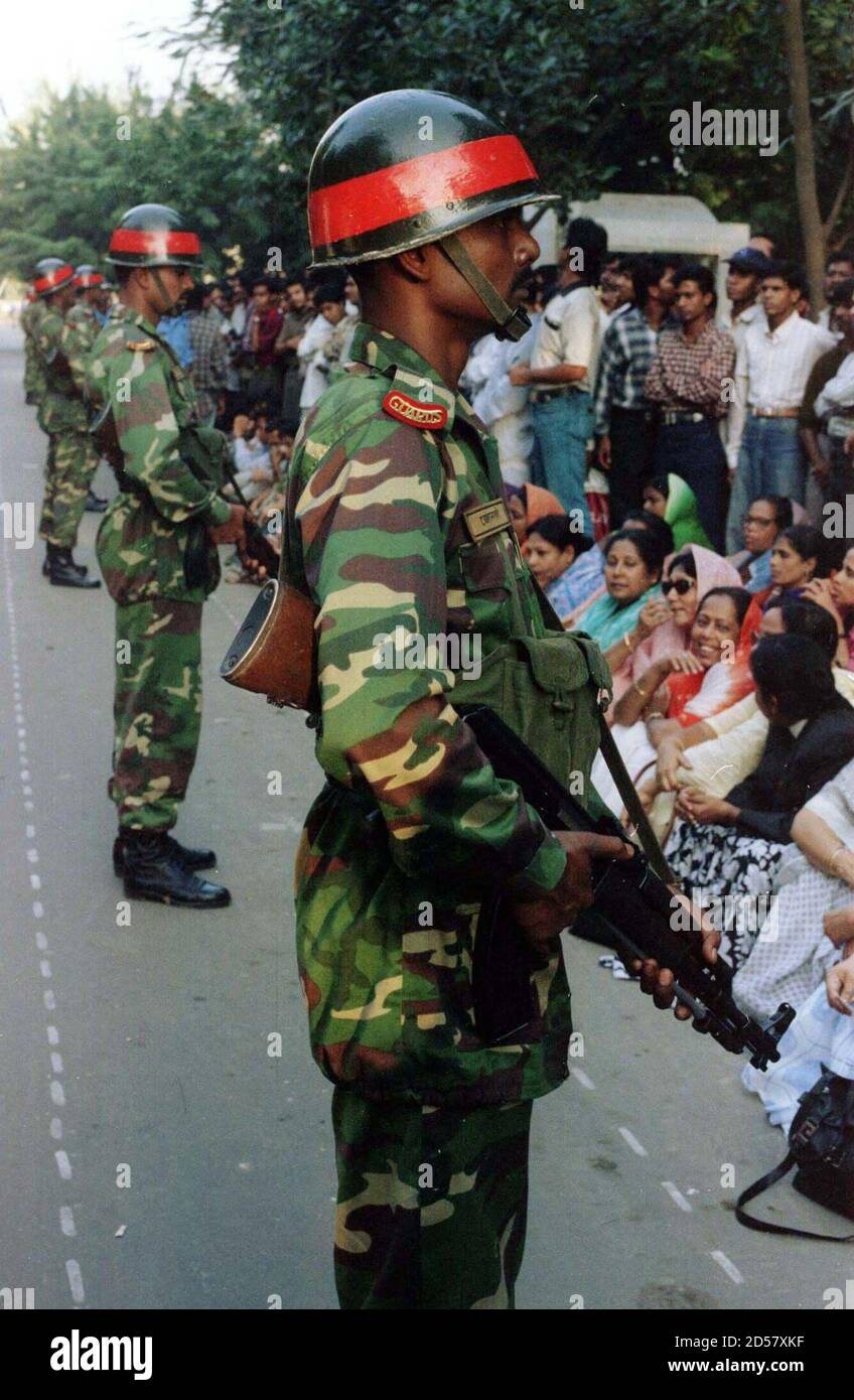 Bangladesh army soldiers hi-res stock photography and images - Alamy