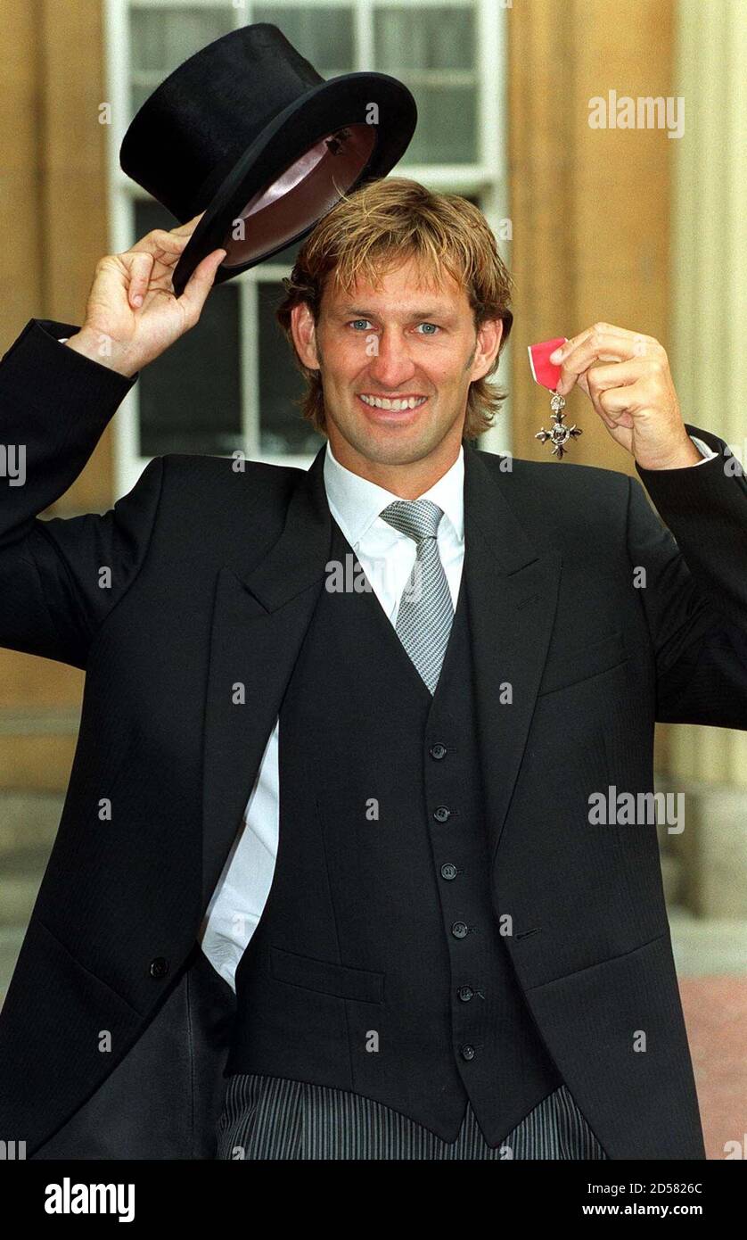 Poses with her mbe at buckingham palace hi-res stock photography and ...