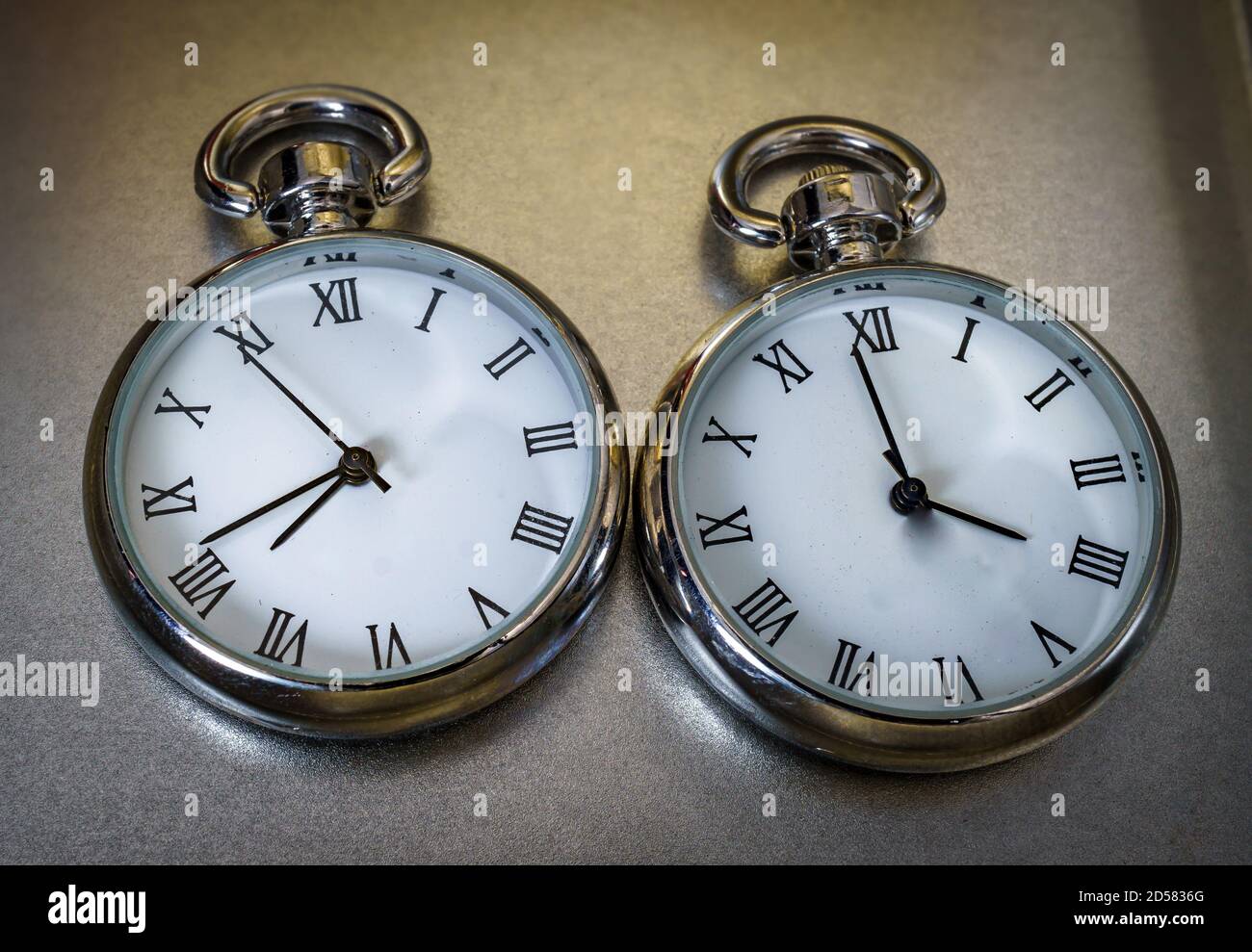 Relojes marcando el tiempo Stock Photo - Alamy