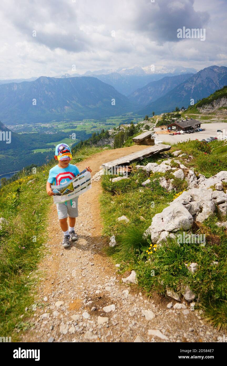 Boy reading a map hi-res stock photography and images - Alamy