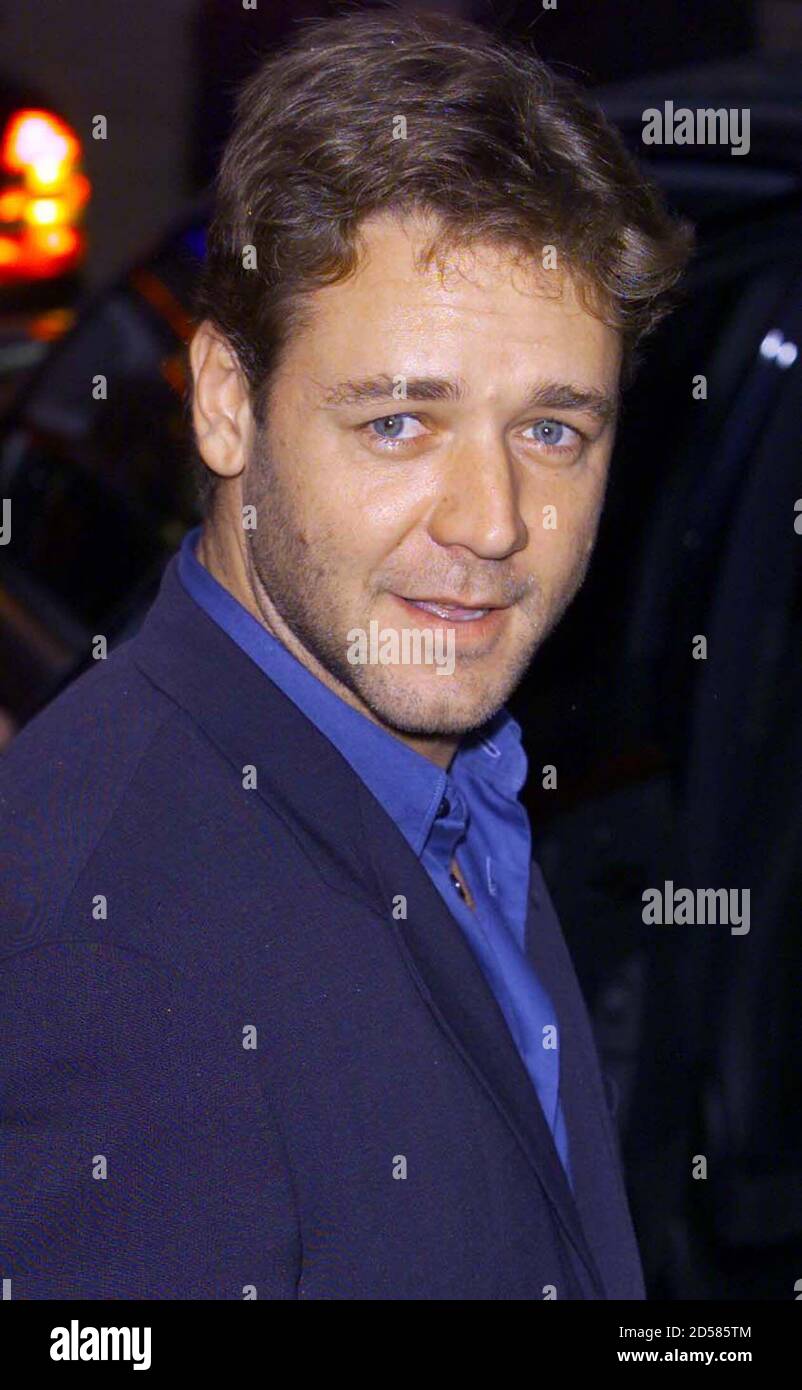 Showbiz crowe hi-res stock photography and images - Alamy