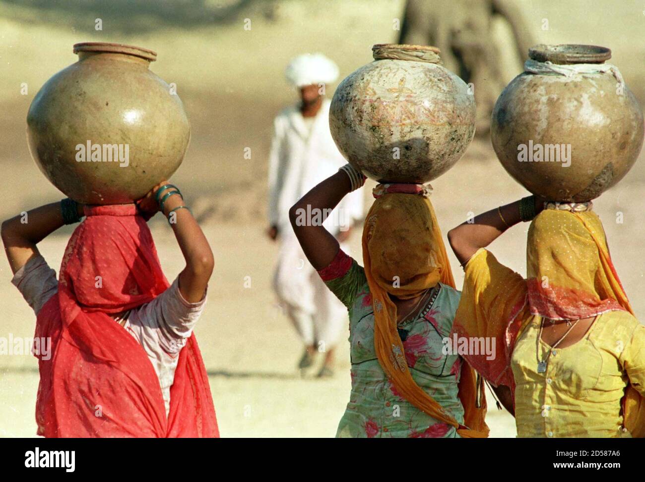 Veiled indian women hi-res stock photography and images - Alamy