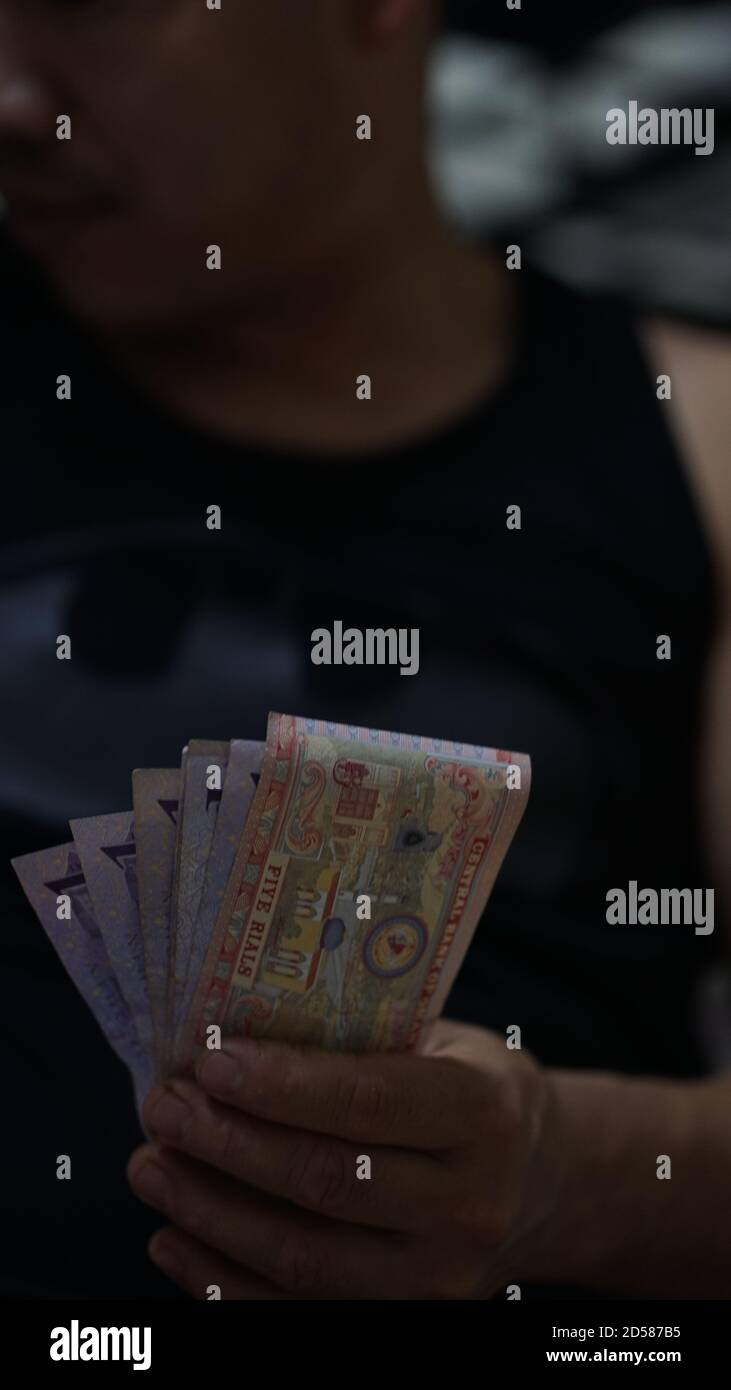 man counting money Stock Photo - Alamy
