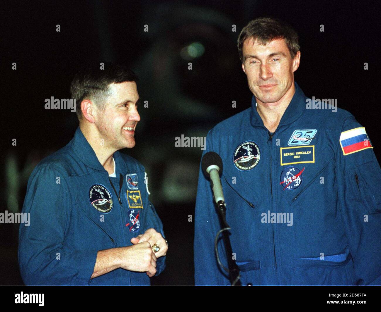 Sts 88 crew hi-res stock photography and images - Alamy