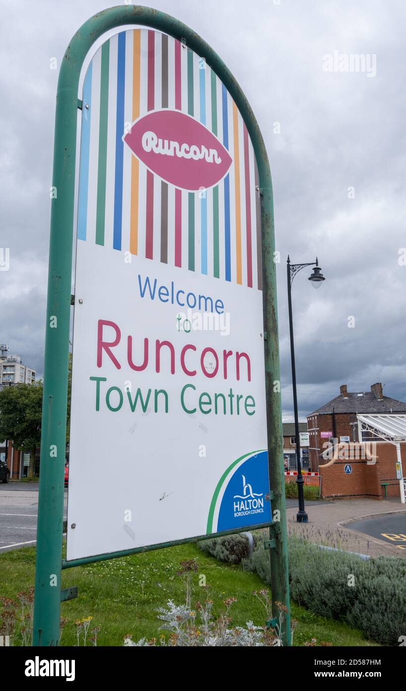Welcome sign in the town centre in Runcorn July 2020 Stock Photo - Alamy