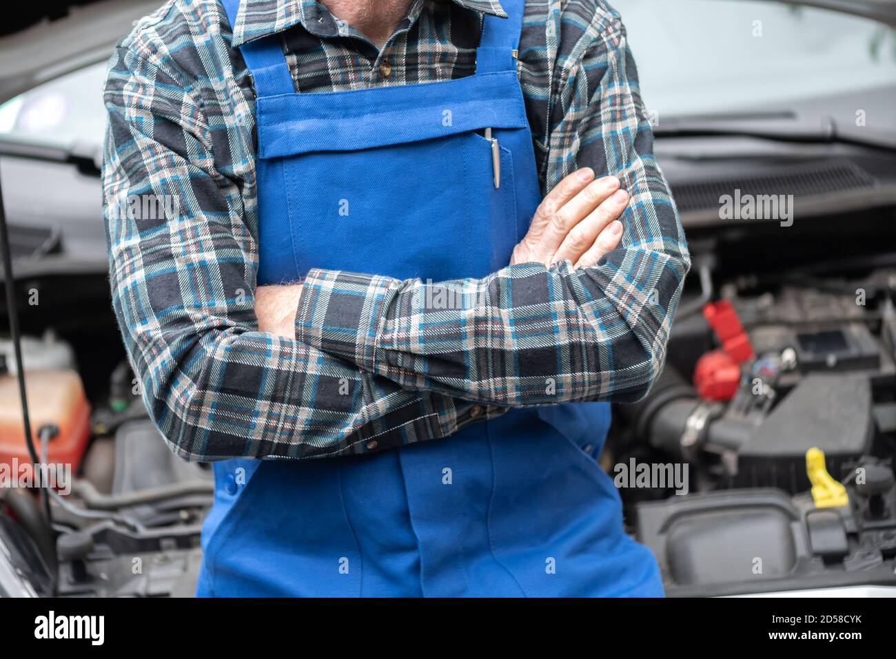 Car mechanic with arm crossed Stock Photo - Alamy