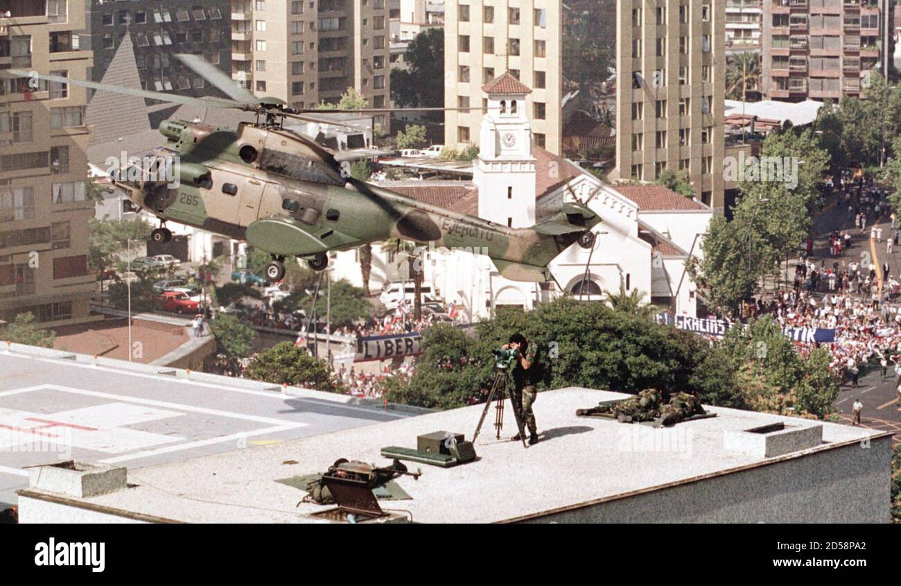 Snipers on roof hi-res stock photography and images - Alamy