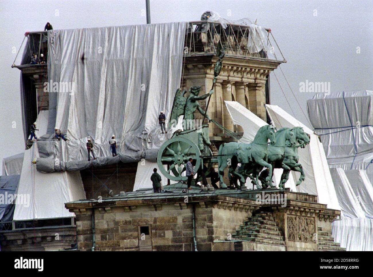 Christo and jeanne claude building hi-res stock photography and images ...
